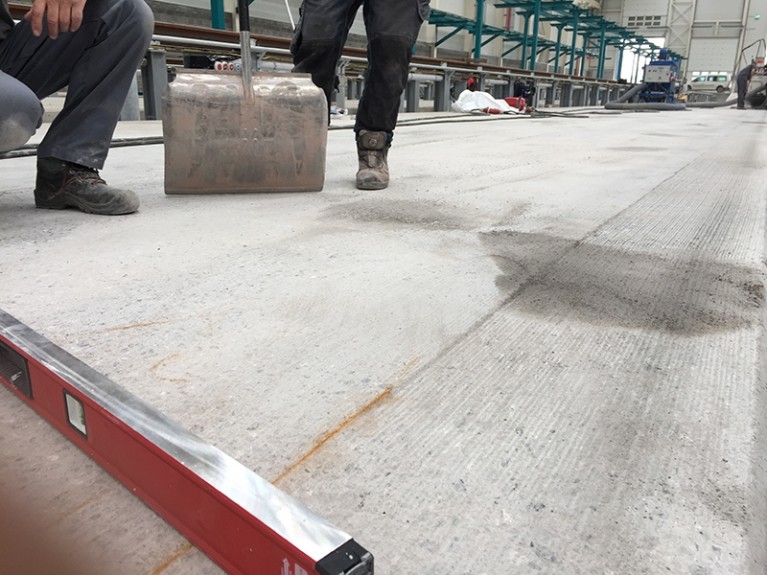 Beton behandeling, van de voorbereiding tot de complete afwerking, voor ...